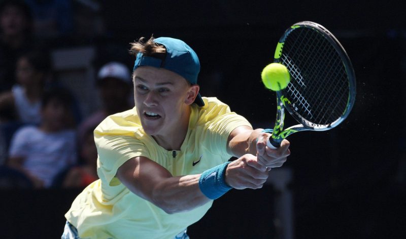 What racket does Holger Rune use?