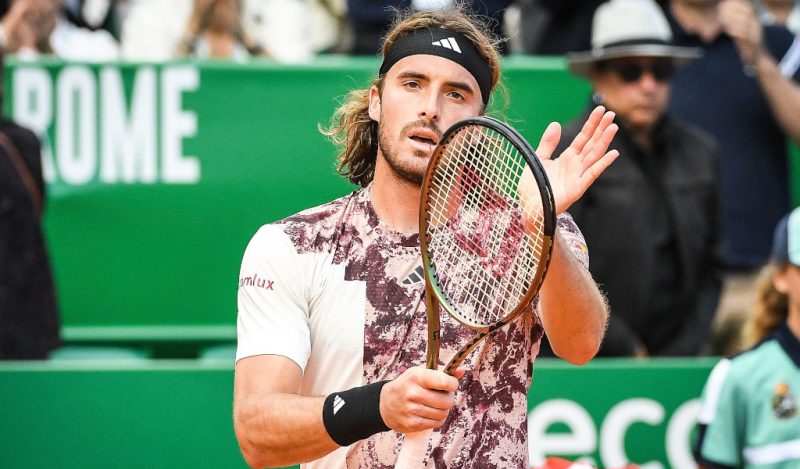What racket does Stefanos Tsitsipas use?