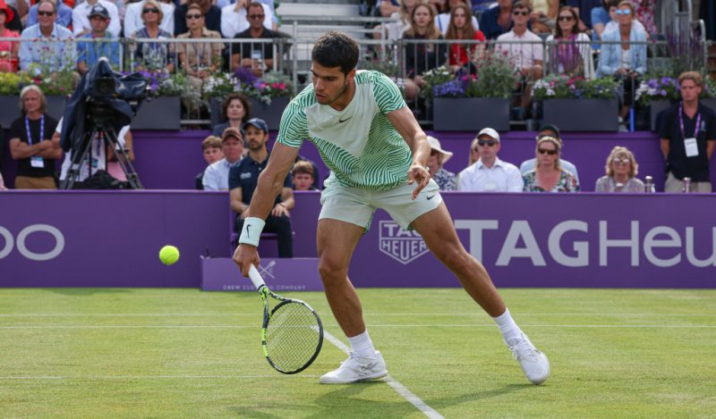 WATCH: Carlos Alcaraz produces stunning fightback to advance at Queen’s