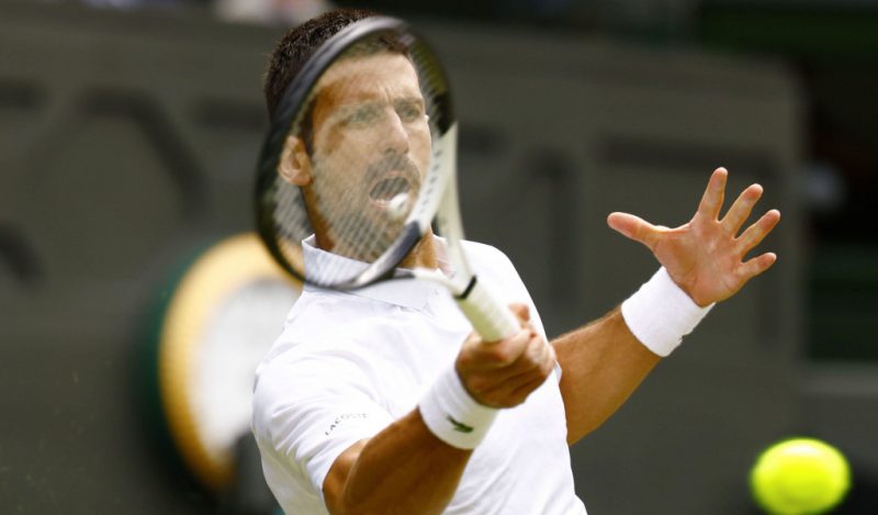 What racket does Novak Djokovic use?