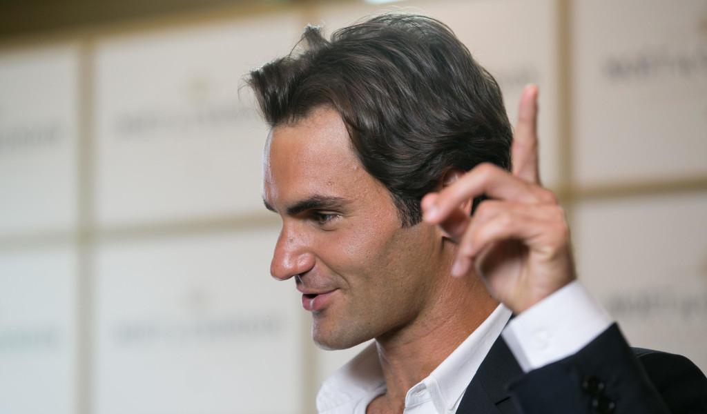 WATCH: Roger Federer makes dashing appearance in Moet and Chandon ...