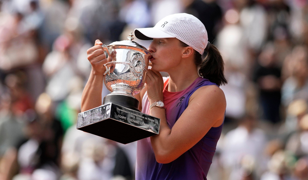'Overpowering' Iga Swiatek backed to win 'double figures in titles in ...