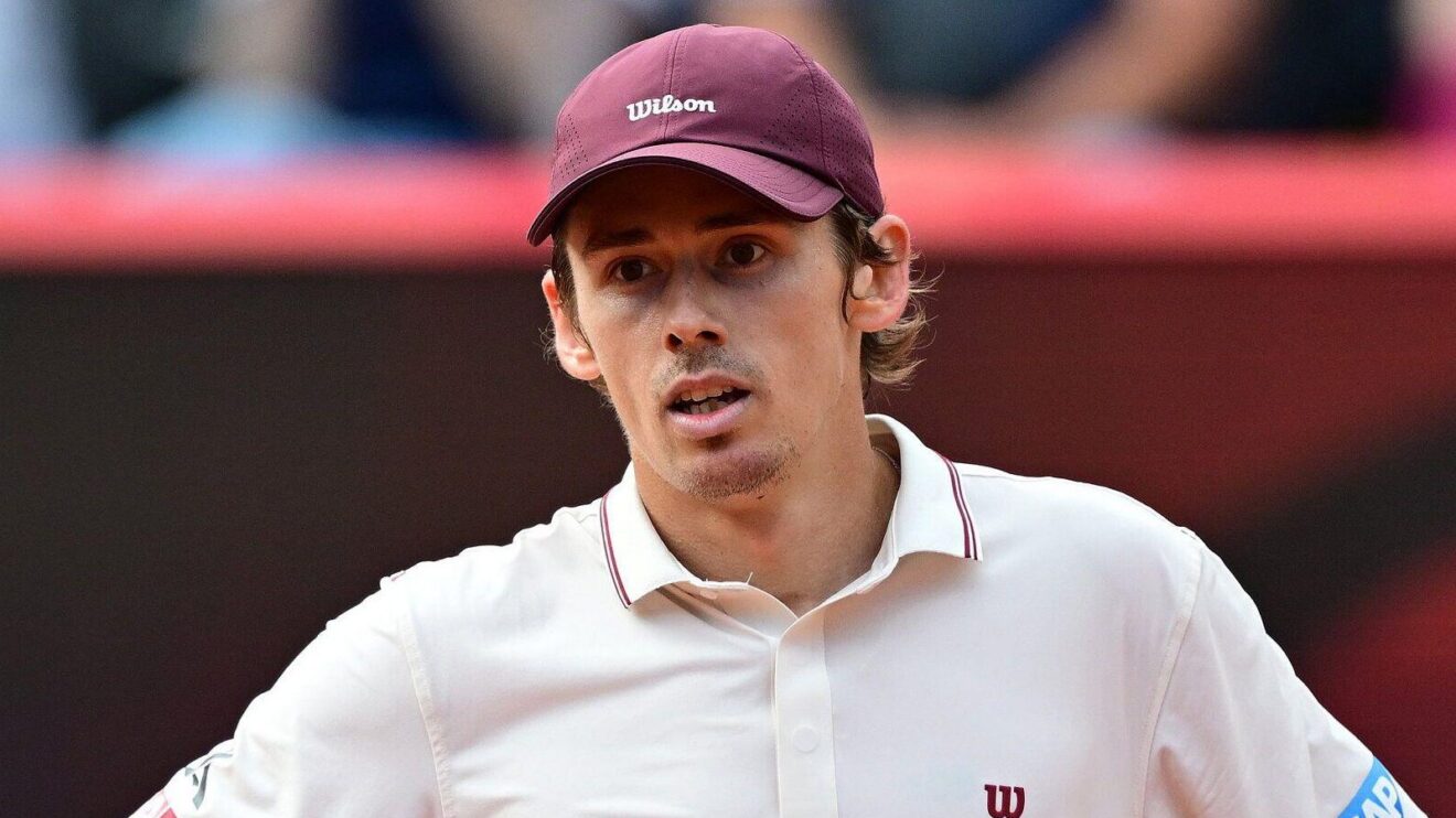 Alex de Minaur 'cannot break out of this cycle' after 'wasted opportunity'